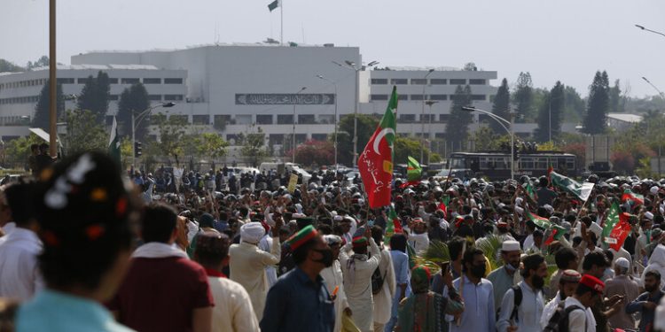عمران خان يمهل الحكومة الباكستانية 6 أيام لإجراء انتخابات جديدة